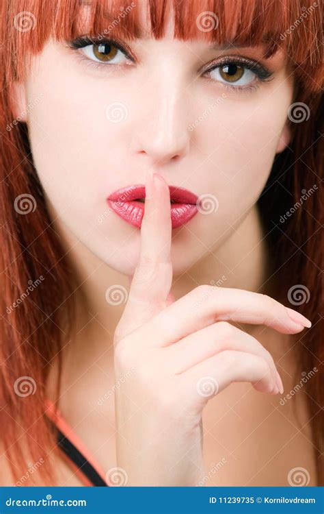 Perfect Redhead Meisje Dat Een Stilteteken Maakt Stock Afbeelding Image Of Menselijk Manier