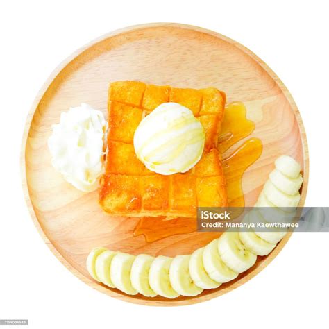 나무 접시에 바나나와 꿀 토스트 평면도 화이트 배경에 고립 된 바닐라 아이스크림과 휘 핑 크림이 있는 토스트 빵 푸딩 클리핑 패스 꿀을 얹은 빵으로 구성 되어 있습니다 0