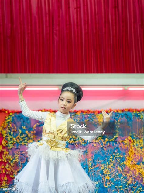 귀여운 작은 여배우 학교 활동의 날에 쇼에 공주 의상을 입은 어린 소녀 8 9 살에 대한 스톡 사진 및 기타 이미지 8 9 살 Performing Arts Event
