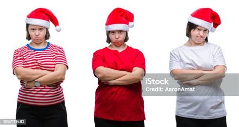 격리 된 배경 회의론 및 교차 팔과 얼굴에 긴장 Disapproving 식 크리스마스 모자를 쓰고 Sydrome 여자 다운의 콜라주 부정적인 사람입니다 갈색 머리에 대한