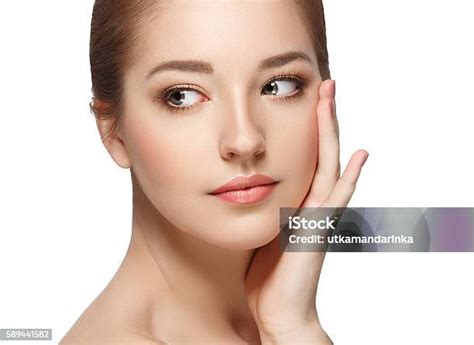아름다운 여인 얼굴 스튜디오 인물사진 흰색 위에 분리된 여자에 대한 스톡 사진 및 기타 이미지 여자 입술 전경 Istock