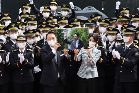 무혐의 또 무혐의 대통령 부부 사건 손 터는 경찰