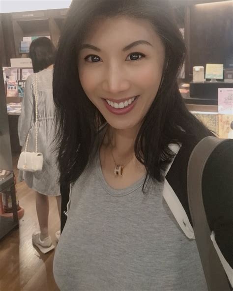 中午休息 去逛逛書局 我喜歡聞書的味道 我喜歡手摸紙張的觸感 電子書，很棒 但是 還是讓我 感覺 自己還是在使用3c
