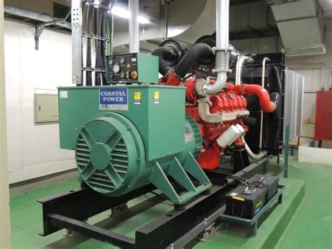 작업중 보이는 중고소화기소방물품배전반변압기발전기 전문 매입 업체입니다