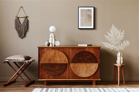 디자인 나무 Commode 모의 포스터 프레임과 우아한 개인 액세서리와 세련된 인테리어 고전적인 집에 있는 현대적인 거실 0명에 대한 스톡 사진 및 기타 이미지 Istock