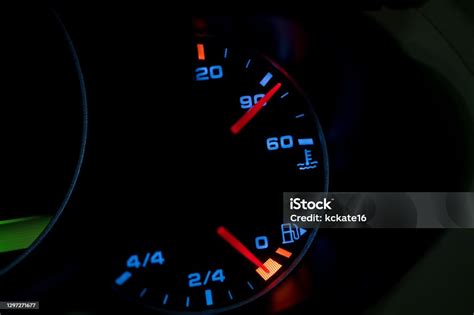 자동차 대시보드에 빈 연료 경고등 연료 펌프 아이콘 연료 가판기가동이 부족할 수 있는 디지털 경고 표시가 있는 자동차의 가솔린 게이지 대시 보드 속도계 대시보드에서 낮은