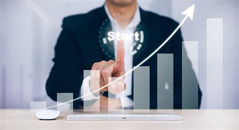 사업가 터치 성장 데이터 차트 화살표에 시작 단어 다이어그램 2022 예산 화살표 그래프 기업 미래 성장 연도를 가리키는 사업가 성공과 동기 부여에 대한 개발 2022년에