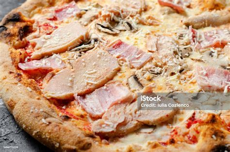 냉동 닭고기 베이컨 어두운 배경에 버섯 피자 돌로 구운 피자 굽기 준비 0명에 대한 스톡 사진 및 기타 이미지 0명 고기 냉동된 Istock