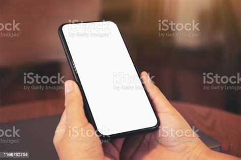 노트북 컴퓨터와 빈 데스크톱 화면과 검은 휴대 전화를 들고 손 가득 찬에 대한 스톡 사진 및 기타 이미지 가득 찬 공란 노트북 Istock