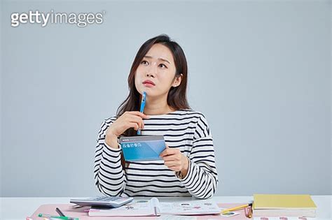 청년 성인 은행통장 은행서류 경제 적금 저축 금융아이템 가정경제 금융 여성 이미지 Jv12645620 게티이미지뱅크