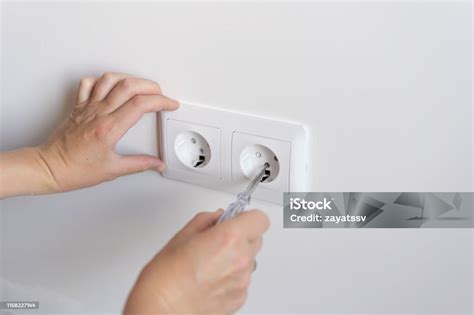 비 여성 작업 수리 및 장식 여자는 새 아파트에서 콘센트를 수리 가까운에 대한 스톡 사진 및 기타 이미지 가까운 가정의 방