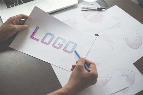 그래픽 디자이너 크리에이티브 디자인 스케치 드로잉 로고 상표 브랜드 워크 스페이스 개념에 대한 스톡 사진 및 기타 이미지 개념 계획 광고 Istock