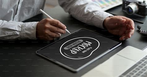 사무실 책상에 스타일러스 펜을 들고 모형 디지털 태블릿에 글을 쓰는 남성 노동자의 자른 샷 사진 Unsplash의 컴퓨터 키보드 이미지