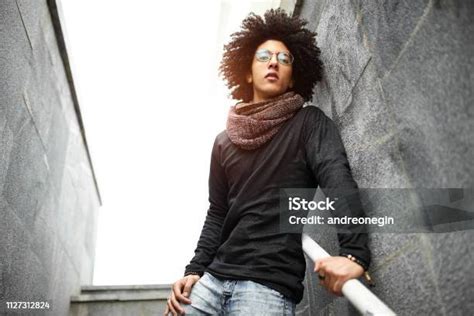 혼합된 경주 유행 옷 청바지와 벽과 계단의 배경에 대해 포즈 스카프 머리의 잘생긴 젊은 남자 만든 세라믹 화강암 타일 갈색 머리에 대한 스톡 사진 및 기타 이미지 Istock