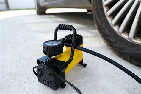 수축된 자동차 휠은 전기 압축기 자동차 사고 개념에 의해 팽창됩니다 연료 펌프에 대한 스톡 사진 및 기타 이미지 연료 펌프