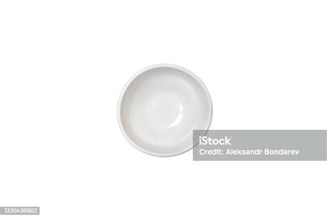 상단 보기 흰색 깊은 빈 둥근 깨끗한 세라믹 그레이비 보트는 텍스트 공간이있는 고립 된 배경에 있습니다 공간을 복사합니다 최소한의 스타일 식품 소스라벨링 및 배치를 위한