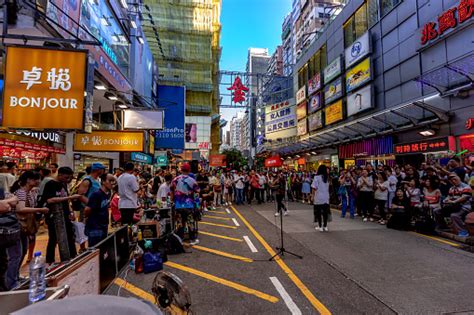 지난 주말 사이 Yeung 최 스트리트에 거리 공연에 대 한 Pedestrianisation 체계의 몽 콕 홍콩에에서 남쪽