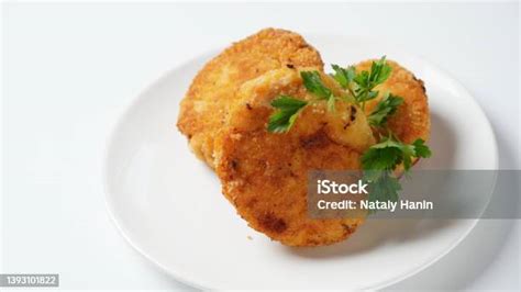 치킨 커틀릿이있는 접시 파슬리로 장식 된 흰색 접시에 튀긴 육즙이 많은 커틀릿 가을에 대한 스톡 사진 및 기타 이미지 가을 감자 요리 강황 Istock