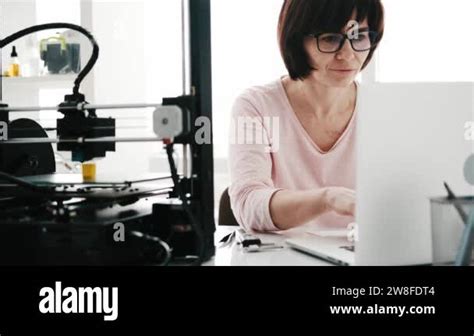 Woman Printer Stock Videos And Footage Hd And 4k Video Clips Alamy