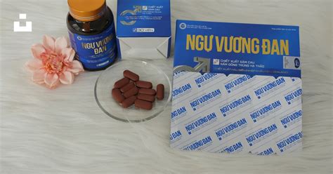 비타민과 알약이 담긴 병이 놓인 테이블 사진 Unsplash의 무료 종이 이미지