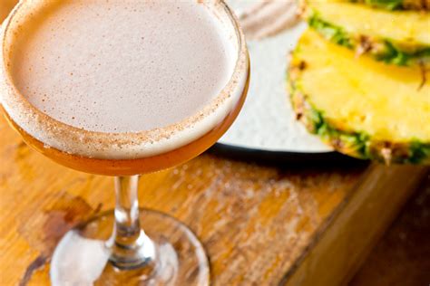 피나 콜라다 또는 럼 펀치 고전적인 전통 열대 파인애플 칵테일 럼주 신선한 라임 주스 설탕 파인애플 오렌지 주스로 만들었습니다