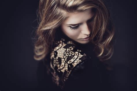 배경 화면 얼굴 여자들 단색화 초상화 금발의 긴 머리 검정 드레스 사진술 유행 수퍼 모델 마스카라 소녀 아름다움 눈 어둠 헤어 스타일