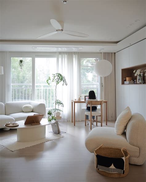 루디 화이트우드인테리어 ⠀ 우리집 거실에 우드 한 스푼 추가😌 서재는 오래전 아이들에게 내어주고 한동안 주방 식탁에서 이것저것 하다 공간을 많이 차지하지 않는