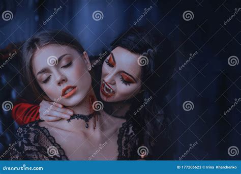 La Femme Du Vampire Du Portrait Mord La Princesse De Boissons Le Sang