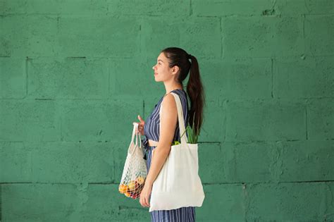 재사용 가능한 면 에코 생산 가방과 과일 야채를 쇼핑 하는 여성 제로 폐기물 라이프스타일 컨셉 가방에 대한 스톡 사진 및 기타