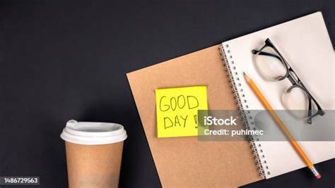 메모장 안경 커피 컵 연필 및 종이 스티커 평면도를 엽니다 0명에 대한 스톡 사진 및 기타 이미지 0명 갈색 공란 Istock
