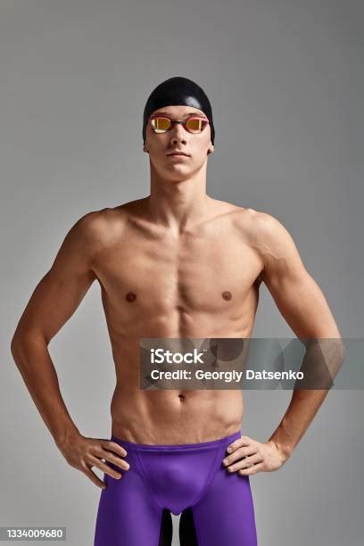 모자와 마스크에 수영선수의 초상화 반 길이의 초상화 수영모자와 마스크를 착용한 젊은 운동선수 수영선수 공간 사본 회색 배경 남자에 대한 스톡 사진 및 기타 이미지 Istock