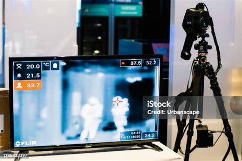 카메라와 디스플레이 카메라 자동 온도 검사와 적외선 열 스캔 시스템 코로나바이러스 공대19 안전 대책 또는 의료 기술 개념