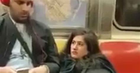 Graban A Mujer Que Se Masturba En El Metro