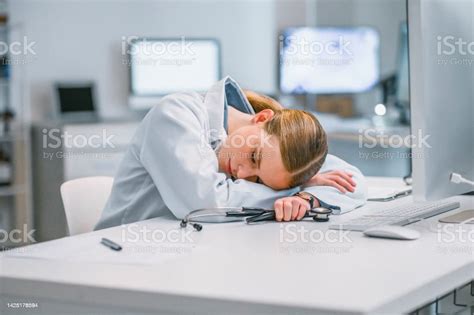 스트레스 소진 및 우울증 불안 및 피곤한 문제가있는 의료 사무실에서 잠자는 의사 슬픈 여성 좌절 한 의료 종사자 및 고통 위기 및 휴식 도전으로 아픈 병원 직원 실험실에