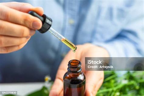 전문 화장품 연구를 수행하는 여성 피부과 천연 유기농 성분의 개념 에센셜 오일 허브 과일 채소 추출물 내츄럴 한 보습 본체 얼굴 관리 0명에 대한 스톡 사진 및 기타 이미지