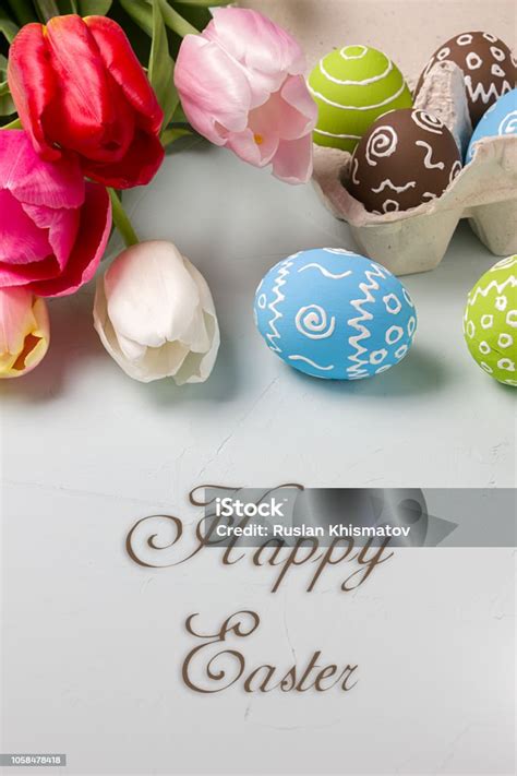 부활절 달걀 그리고 축 하에 대 한 공간을 가진 밝은 파란색 배경에 봄 튤립 근접 촬영의 꽃다발 0명에 대한 스톡 사진 및 기타 이미지 Istock