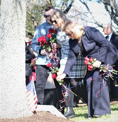 Evelyn Husband Wife Of Former Astronaut Rick Husband Lays A Rose At A Memorial In His Honor