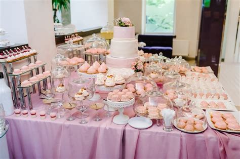 달콤한 테이블 크림과 함께 케이크와 머핀 접시입니다 과자 사탕 뷔페가 있는 테이블 결혼식 파티 용품을 위한 디저트 테이블 확대 캔디 바 맛있는 장식