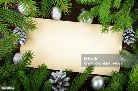 갈색 공예 종이 전나무 나뭇 가지 콘 진저 브레드 쿠키와 복사 공간이있는 Baubles로 만든 휴일 인사말 카드의 플랫 레이 모형 0명에 대한 스톡 사진 및 기타 이미지