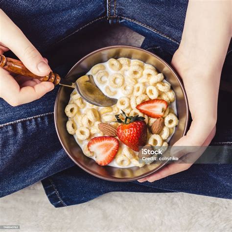 전통적인 아침 식사 그릇입니다 십 대 손에 그릇에 시리얼 링 딸기와 우유 곡초류에 대한 스톡 사진 및 기타 이미지 곡초류 건강한 생활방식 건강한 식생활 Istock