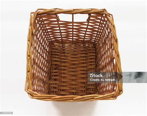흰색 배경에 고립 된 빈 사각형 고리버들 바구니의 공중 보기 튼튼하고 튼튼한 등나무 짚 바구니 자연 및 생태 저장 0명에 대한 스톡 사진 및 기타 이미지 Istock