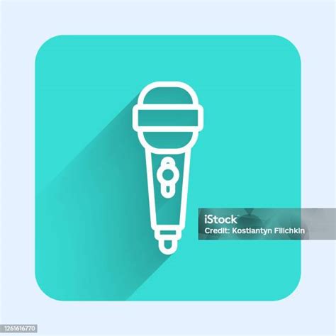 긴 그림자로 격리된 화이트 라인 마이크 아이콘입니다 공기 라디오 마이크 마이크에 스피커 기호입니다 녹색 정사각형 버튼입니다 벡터 일러스트레이션 가수에 대한 스톡 벡터 아트