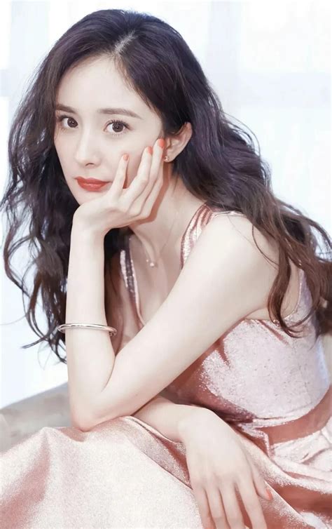 杨幂婀娜多姿美艳写真，优雅迷人！