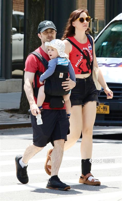 儿子颜值曝光！“哈利·波特”丹尼尔和女友遛娃 沈阳市职业培训协会