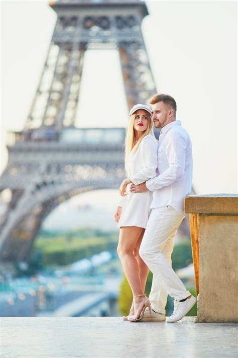 Pares Rom Nticos Que Tienen Una Fecha Cerca De La Torre Eiffel Imagen De Archivo Imagen De