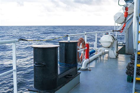 선박 또는 선박에서 바다의 전망입니다 갑판에는 Lsa 인명 장비 0명에 대한 스톡 사진 및 기타 이미지 0명 구명선 구조