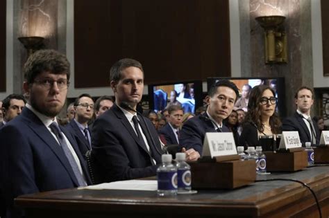 Mother Sues Roblox Discord After 15 Year Olds Suicide