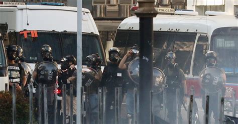 이공대학교 앞에서 방패 든 홍콩 경찰