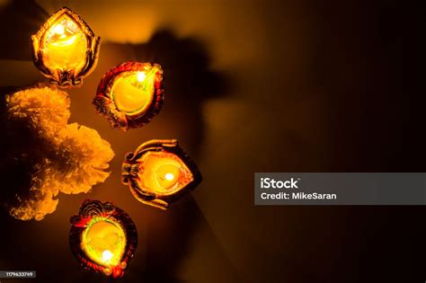 인도 축제 디왈리 디야 오일 램프 다채로운 랑골에 조명 힌두교 전통 해피 디파발리 Goddess Lakshmi에 대한 스톡 사진
