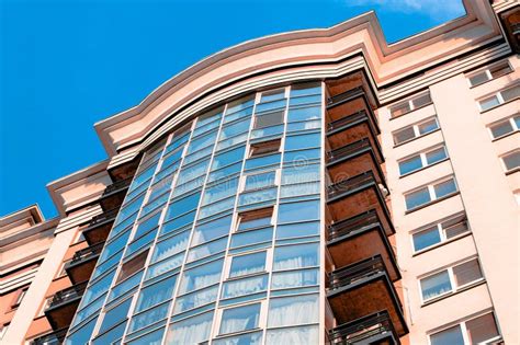 Fachada Lujosa De Arquitectura Moderna En Alto Por Encima De Los